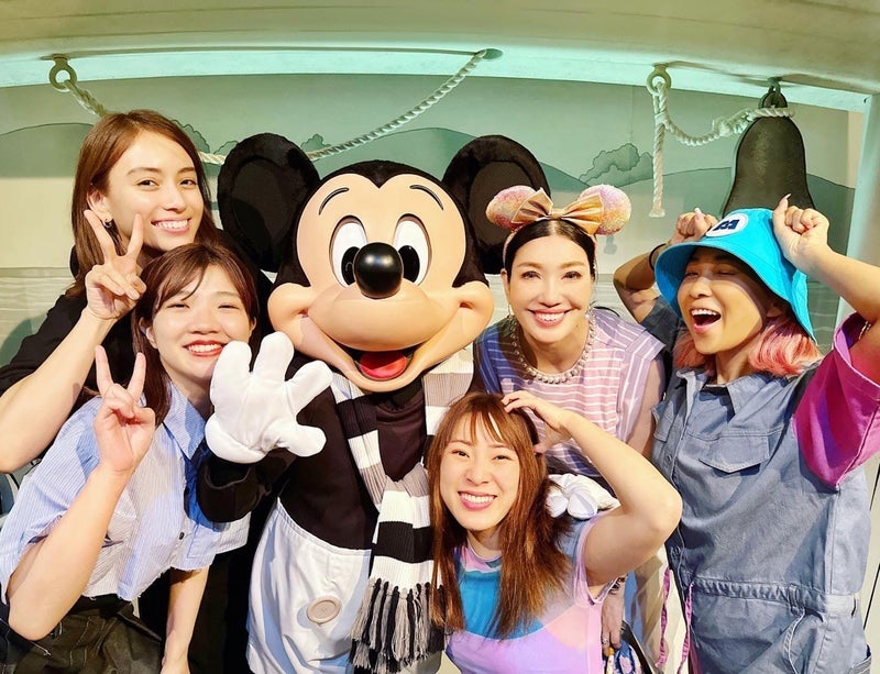アン ミカ、滝沢カレン、フワちゃん、青山テルマ、福田麻貴 “目立たない格好”でと約束も、ディズニーランドで大はしゃぎ|entax(エンタックス)