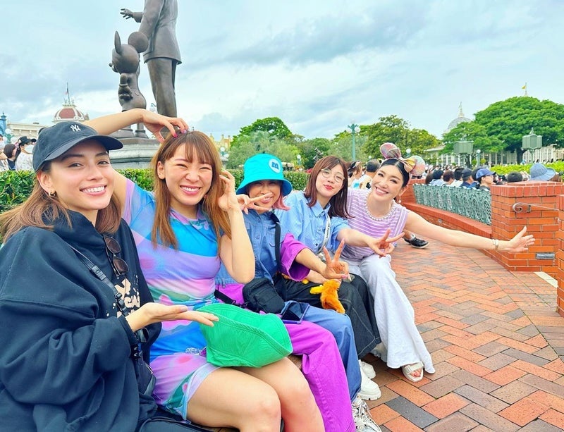 アン ミカ、滝沢カレン、フワちゃん、青山テルマ、福田麻貴 “目立たない格好”でと約束も、ディズニーランドで大はしゃぎ|entax(エンタックス)